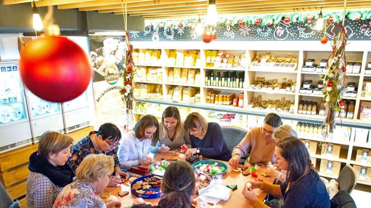 Mézeskalácsokat díszítettek a szegedi Helyi-Ségben | Szeged Ma