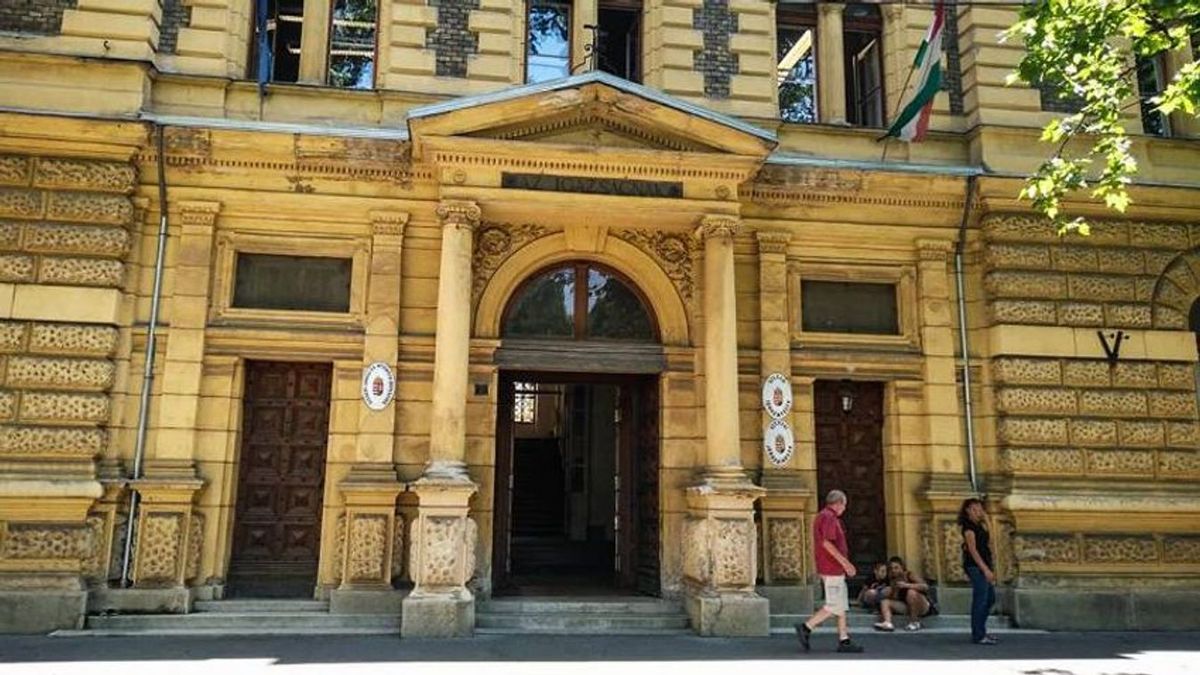 Fegyvereket és több ezer lőszert találtak egy albán férfinál Röszkénél ...