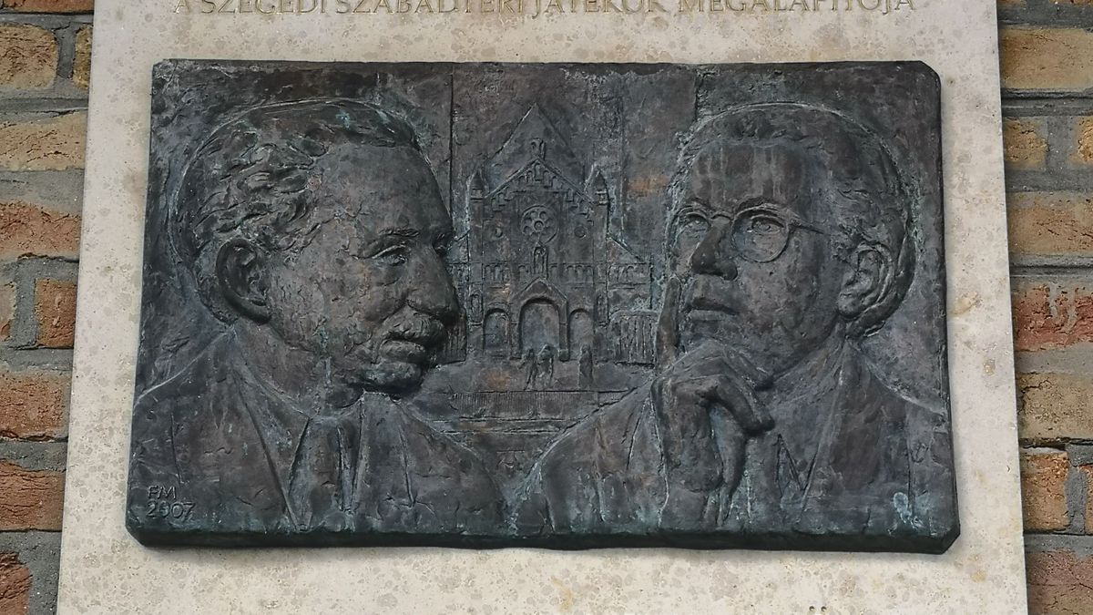 Dóm tér: közös domborművőn Hont Ferenc és Buday György | Szeged Ma